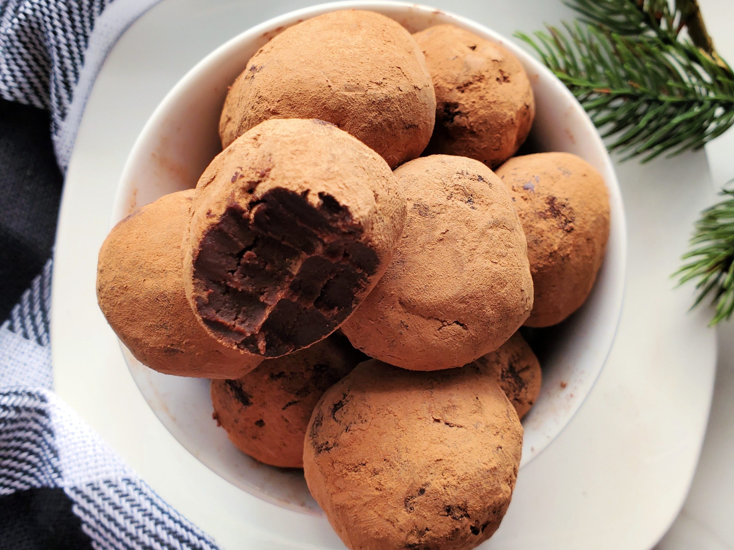EASY CHOCOLATE AMARETTO TRUFFLES RECIPE Recipes Mad in Crafts
